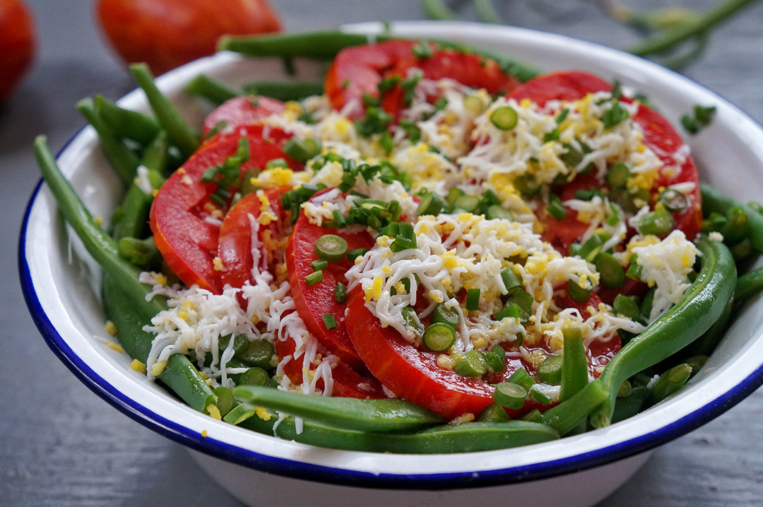 Recette de salade de haricots verts, tomates & oeufs en neige - Baron Mag